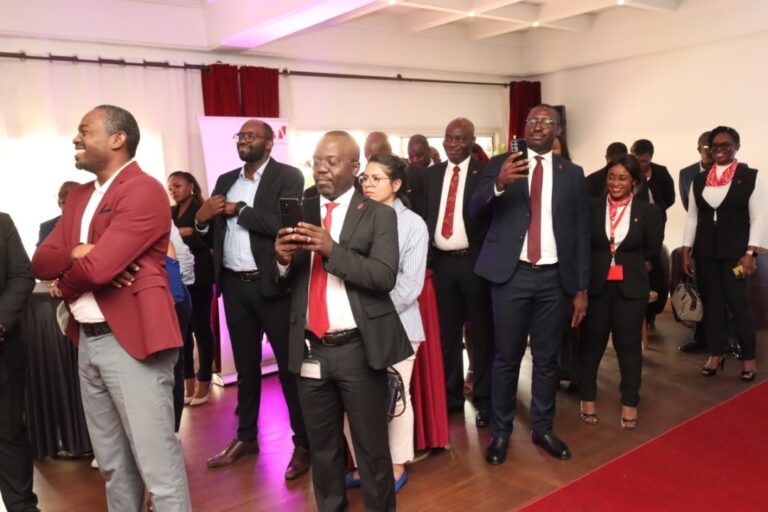 Le Directeur Général du Groupe UBA, Oliver Alawuba, en visite de ...